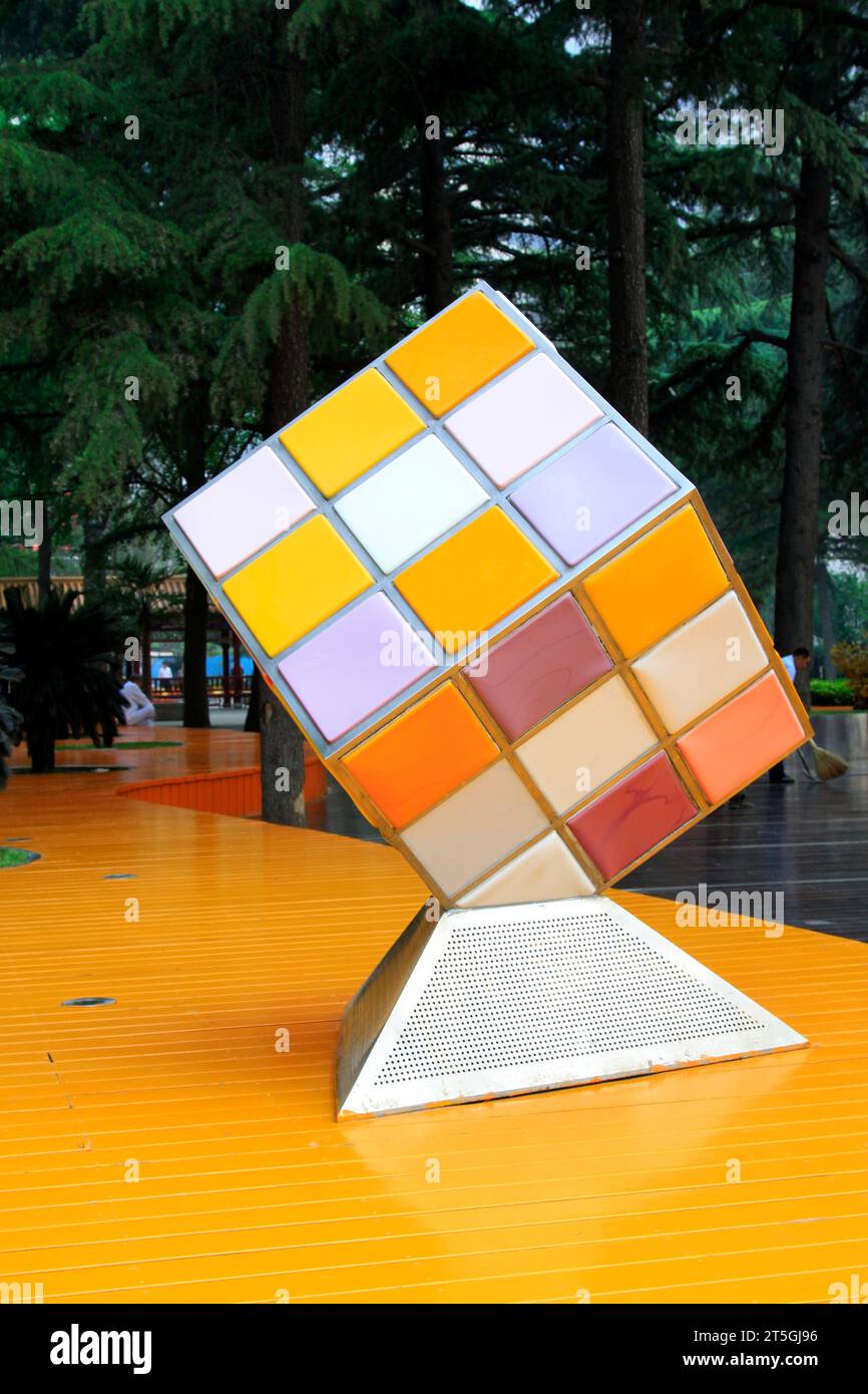 Cube sculpture hi-res stock photography and images - Alamy