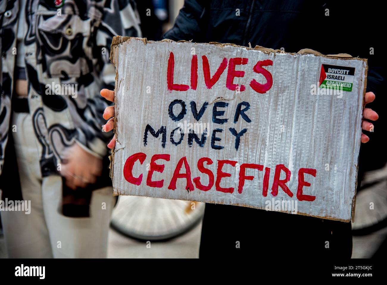London, UK. 04th Nov, 2023. A protestor holds a placard during the Day ...