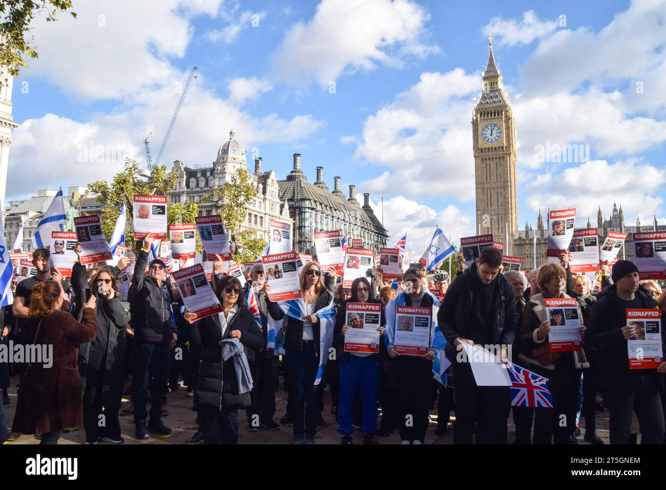 London, UK. 5th November 2023. Protesters form a human chain around ...