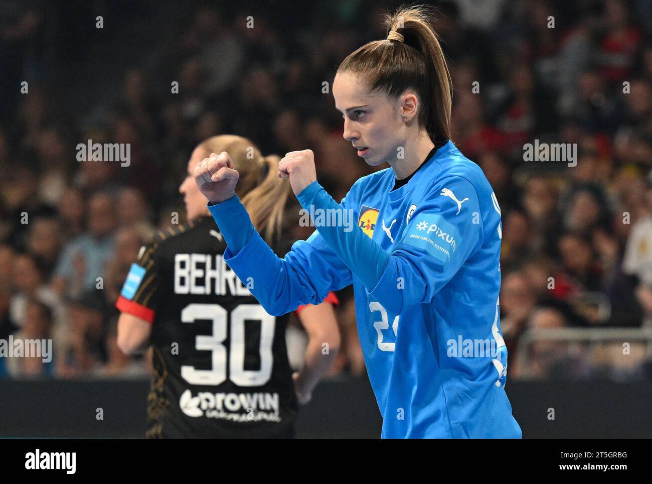 Sarah wachter hi-res stock photography and images - Alamy