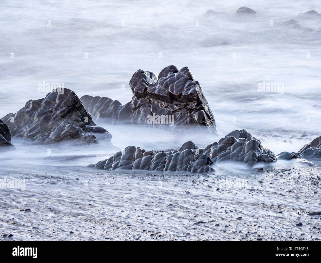 Rocks and shingle beach hi-res stock photography and images - Alamy