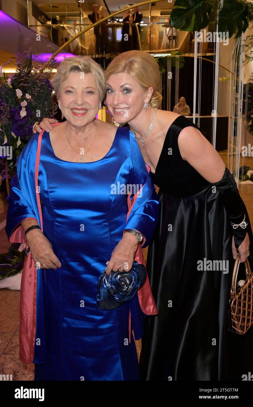 Marie-Luise Marjan und Viola Fromm beim 41. Deutschen SportpresseBall ...