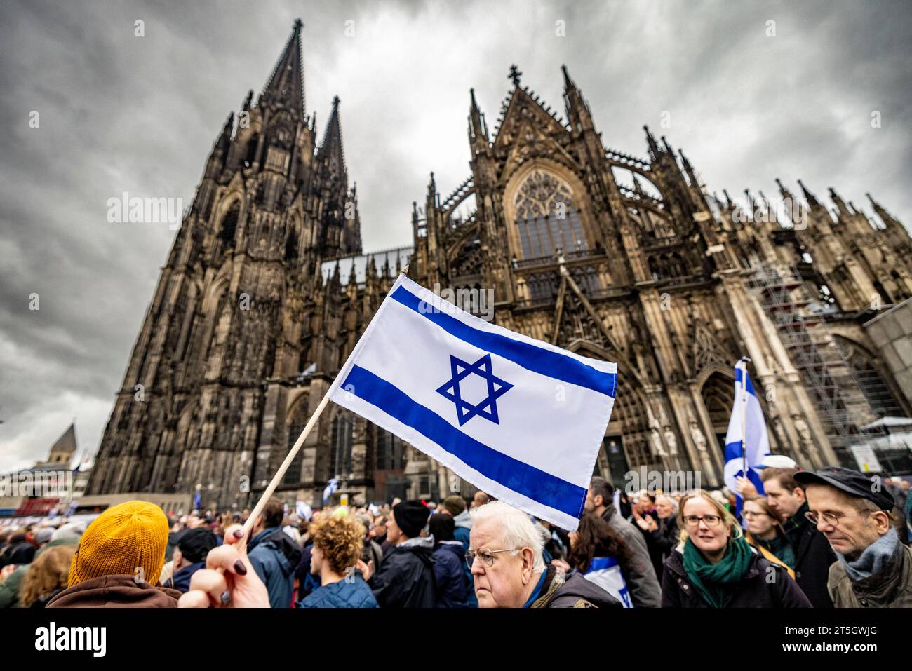 05 November 2023, North Rhine-Westphalia, Cologne: Israeli flags wave ...