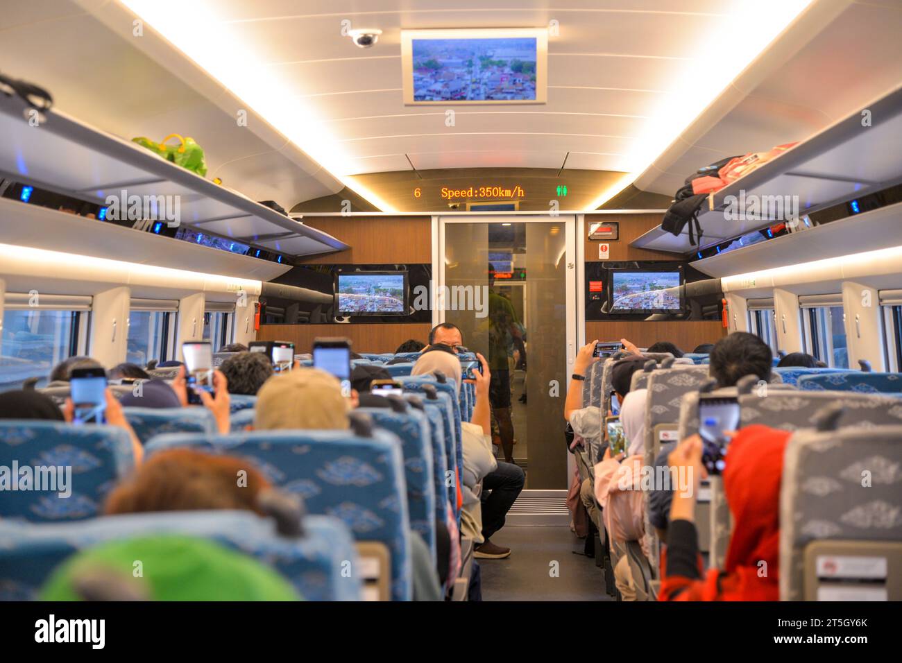 (231105) -- JAKARTA, Nov. 5, 2023 (Xinhua) -- Passengers aboard a high ...