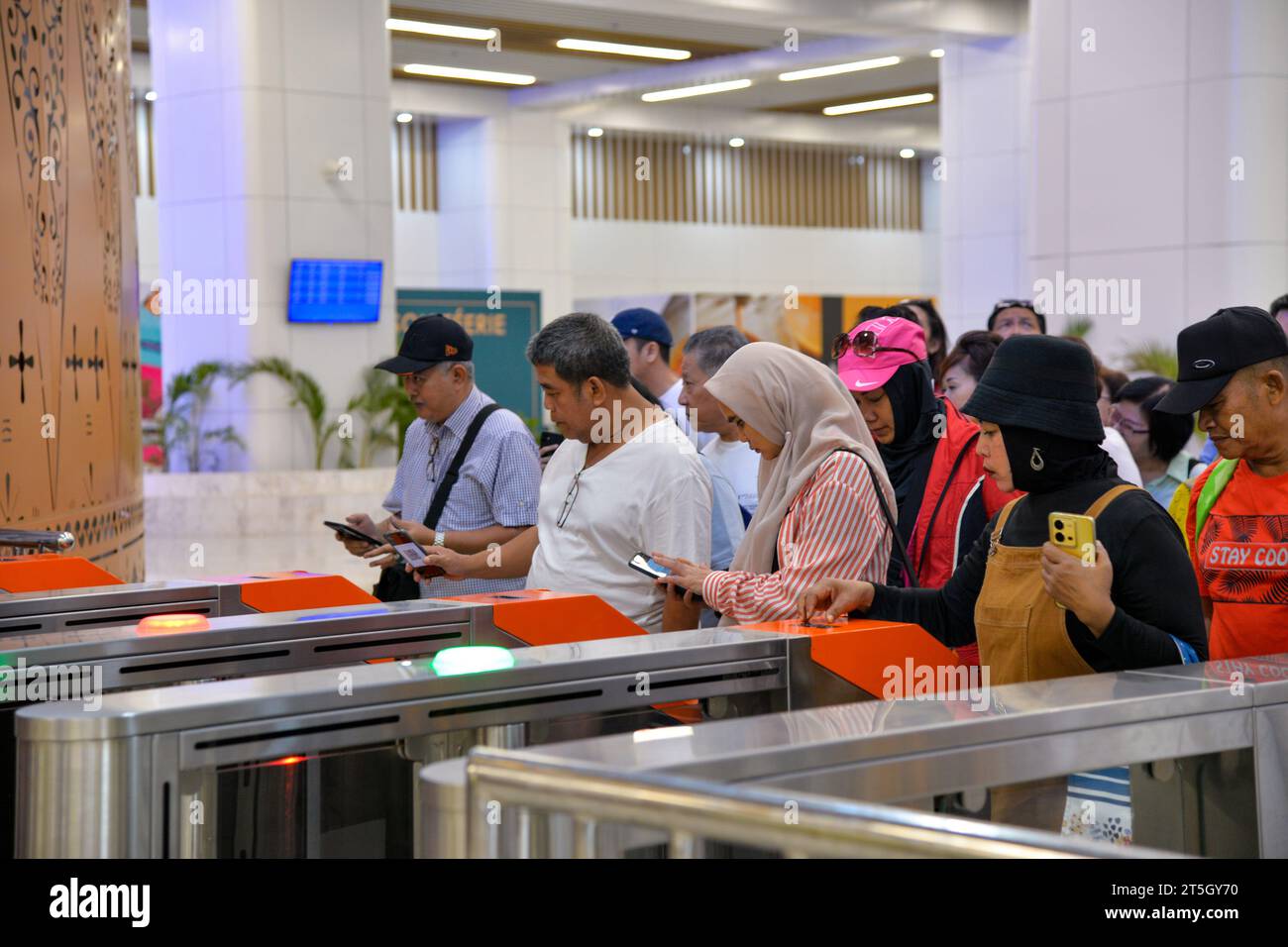 (231105) -- JAKARTA, Nov. 5, 2023 (Xinhua) -- People wait in line to ...
