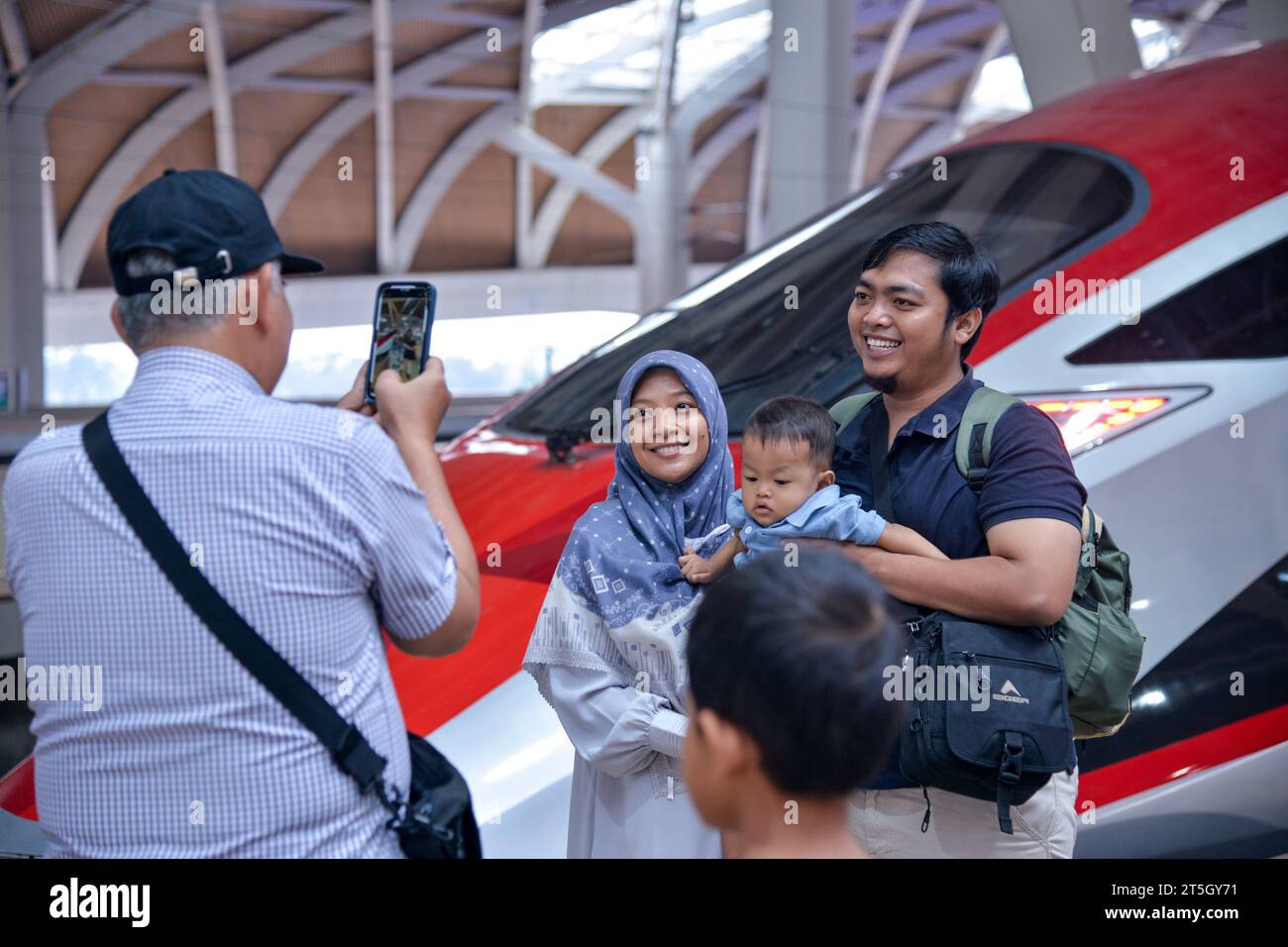 (231105) -- JAKARTA, Nov. 5, 2023 (Xinhua) -- People pose for photos with a high-speed train of ...