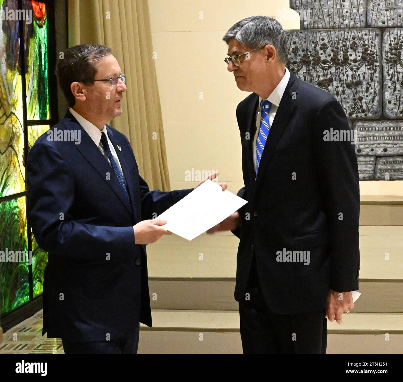 Jerusalem, Israel. 05th Nov, 2023. (L-R) Israeli President Isaac Herzog ...