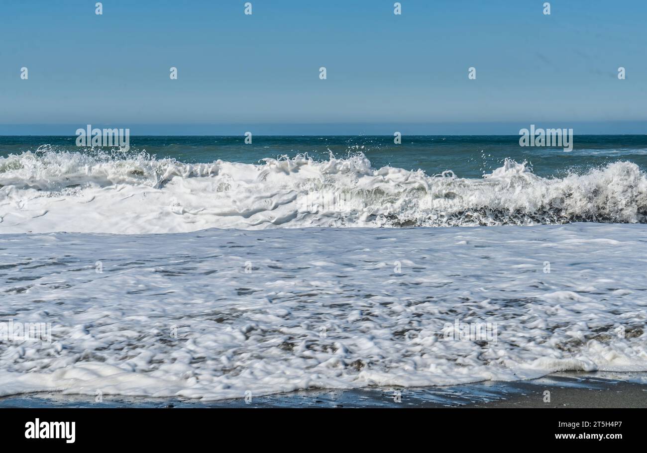 Frothy foamy shore break at a beach In Oregon State Stock Photo - Alamy