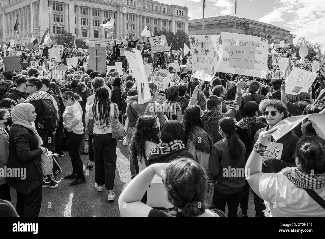 Pro palestine demonstrators march Black and White Stock Photos & Images ...