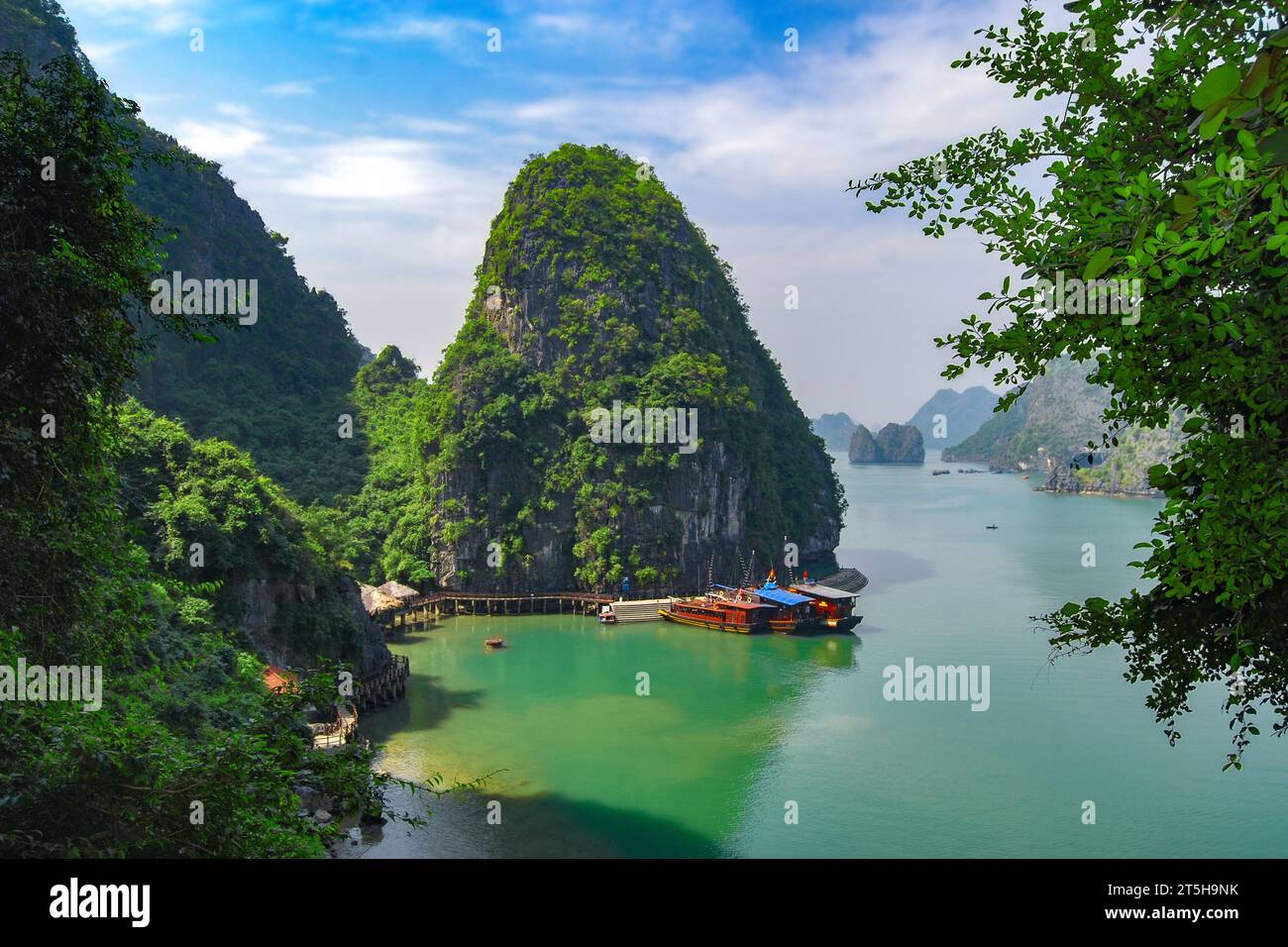 Pier at the Hang Sung Sot cave in Halong Bay. Vietnam Stock Photo - Alamy