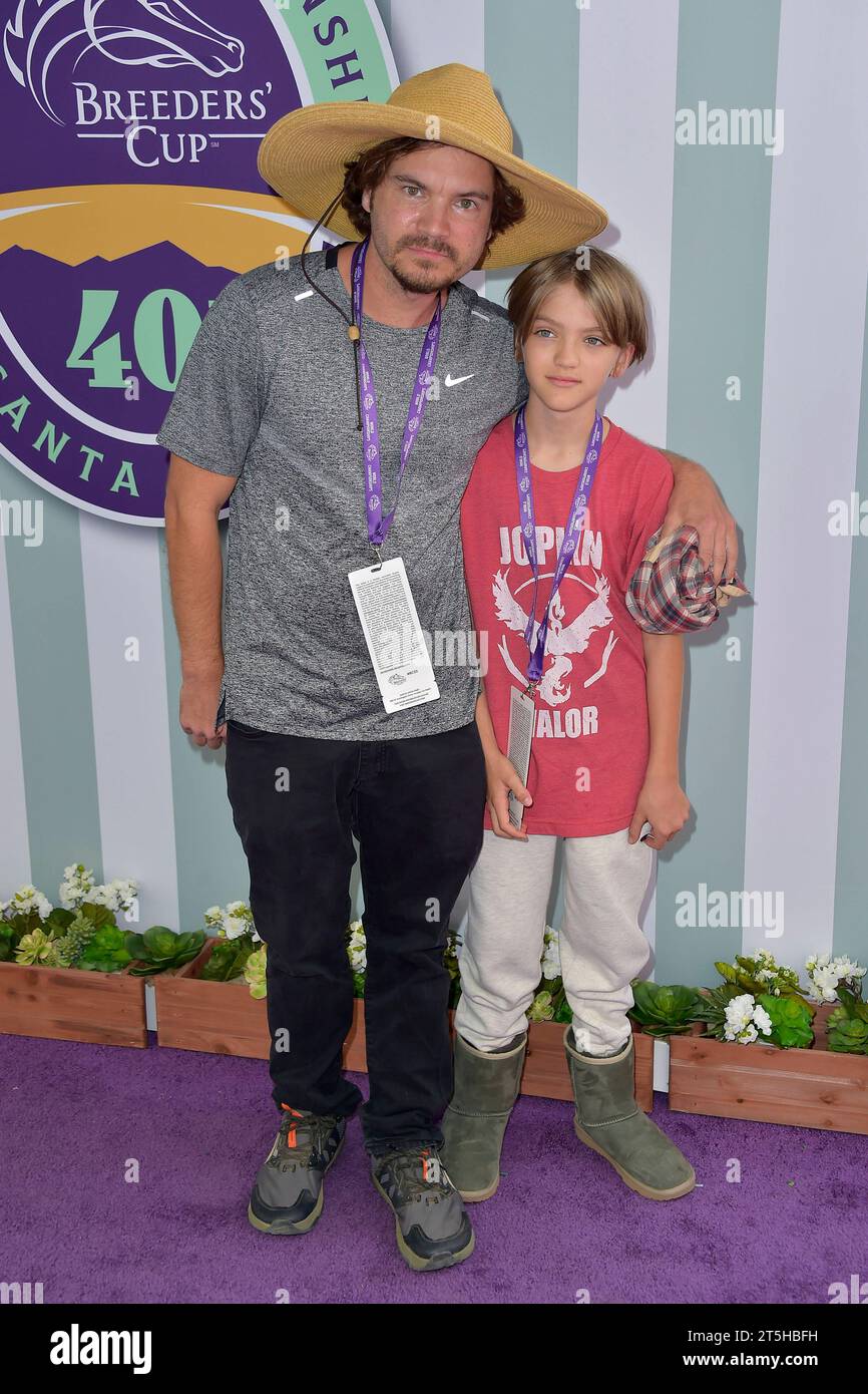 Emile Hirsch mit Sohn Valor Hirsch bei der Breeders Cup Weltmeisterschaft 2023 im Santa Anita ...