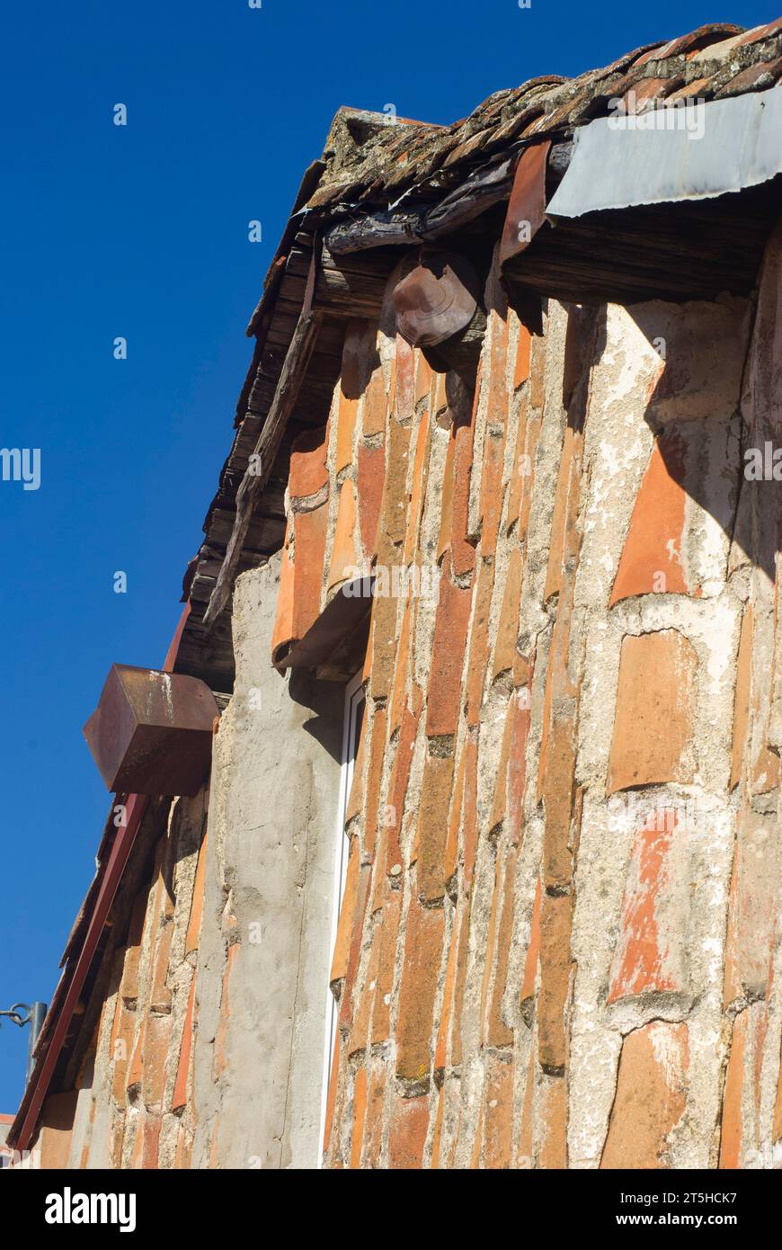 Wall with tiles to protect from lateral rain popular architecture ...