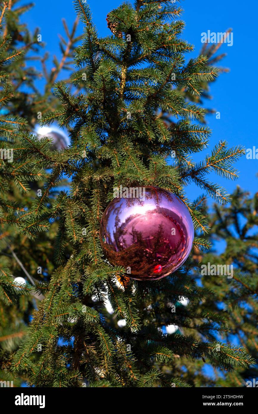 Ball on the christmas tree hi-res stock photography and images - Alamy