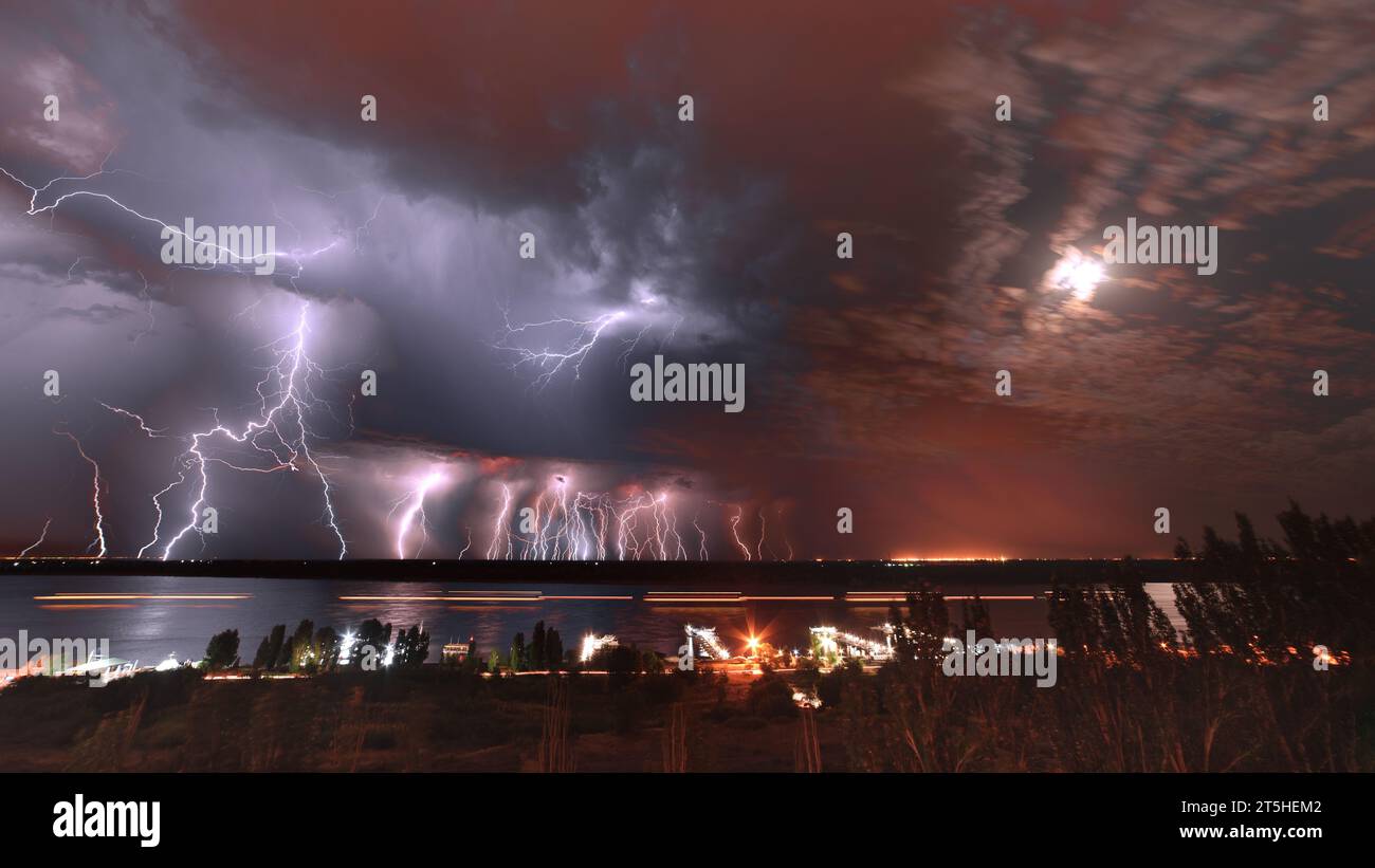 Lightning strike flashing hi-res stock photography and images - Alamy