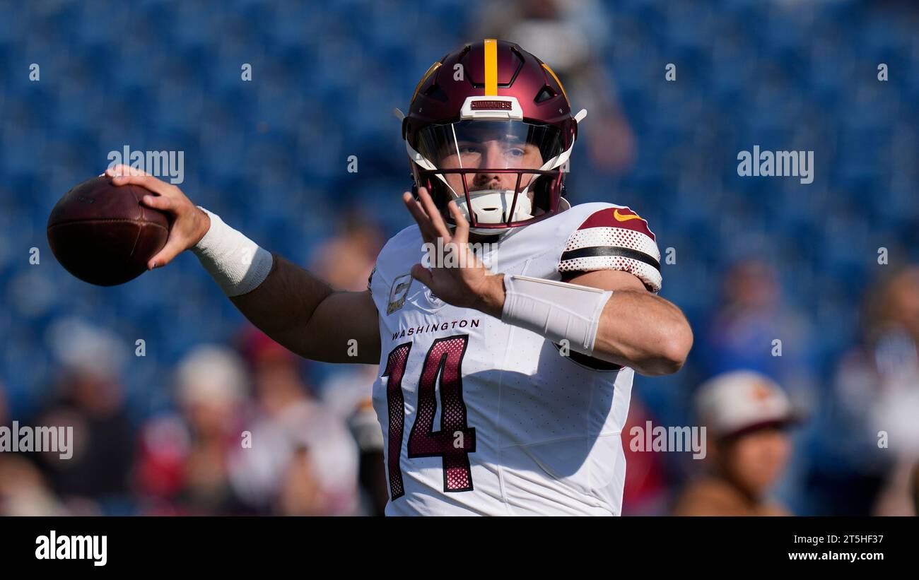 Washington Commanders quarterback Sam Howell (14) warms up prior to an ...
