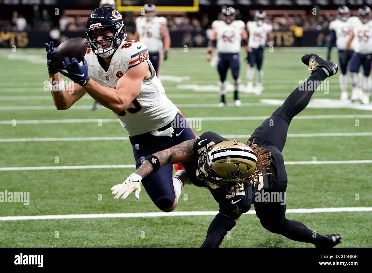 Chicago Bears tight end Cole Kmet (85) makes a touchdown catch over New ...