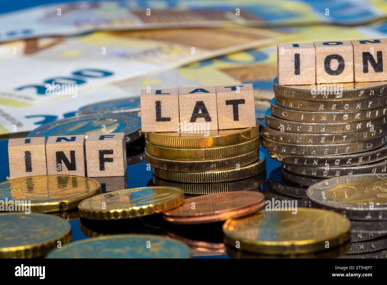 Symbolbild Inflation: Euromünzen und Buchstaben die das Wort INFLATION ...