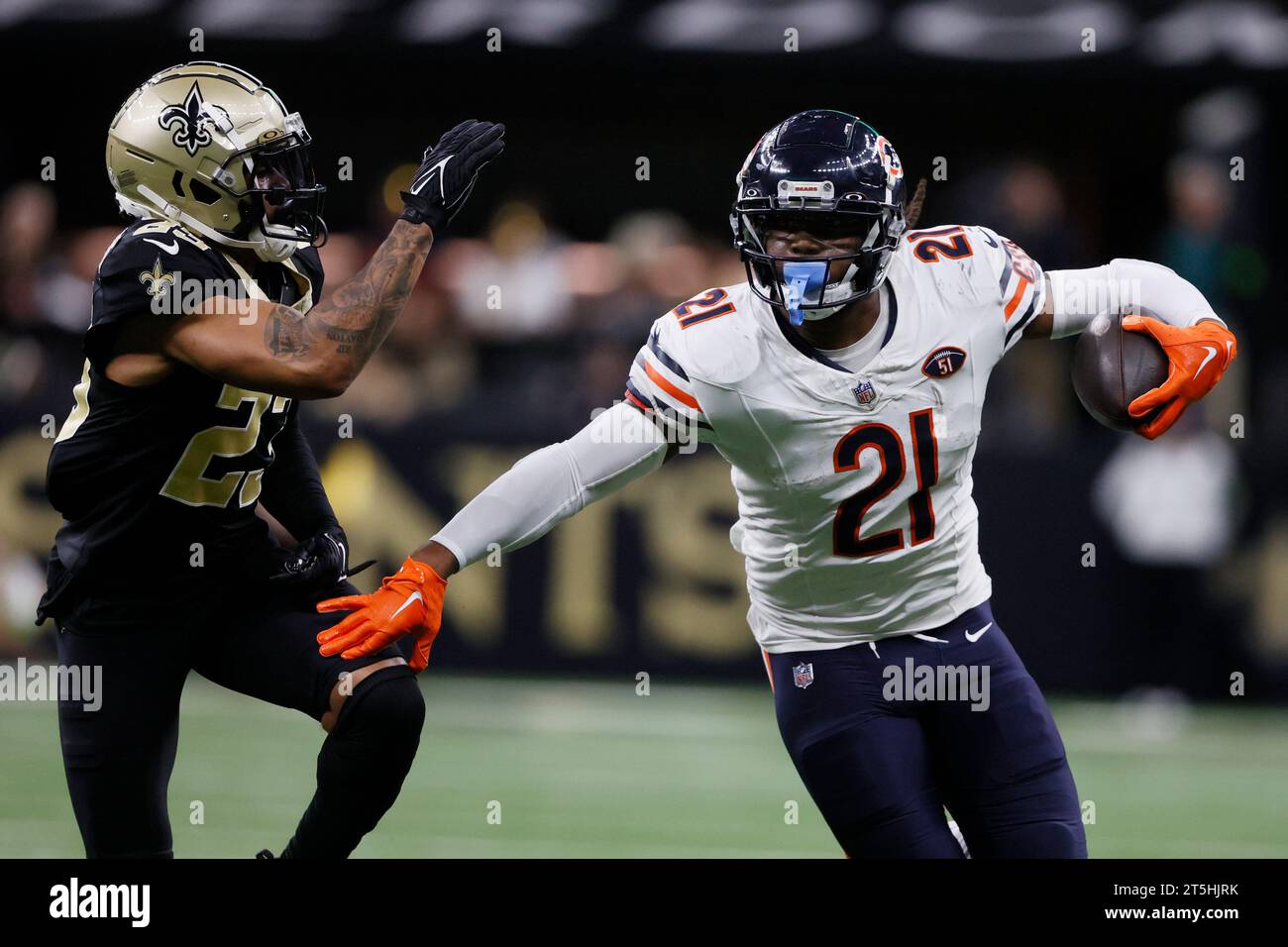 Chicago Bears running back D'Onta Foreman (21) runs next to New Orleans ...