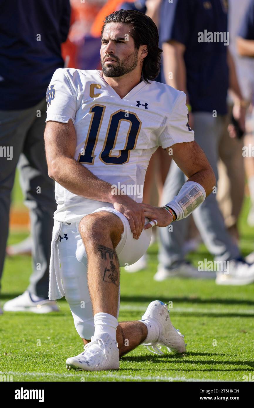 Notre Dame quarterback Sam Hartman (10) warms up before an NCAA college ...