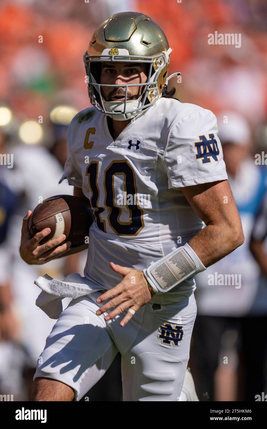 Notre Dame quarterback Sam Hartman (10) runs with the ball against ...