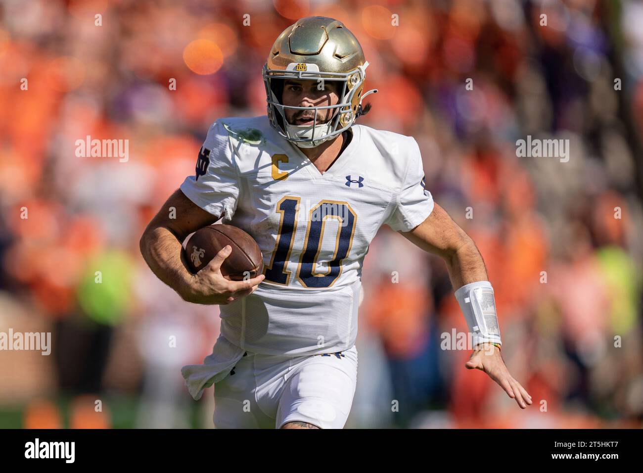 Notre Dame quarterback Sam Hartman (10) runs with the ball against ...