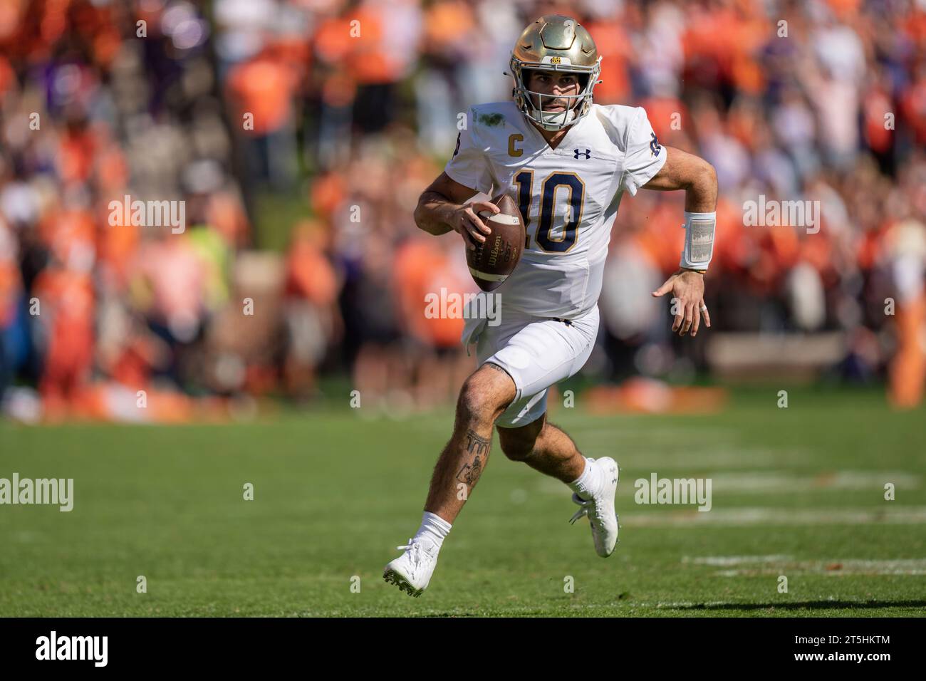 Notre Dame quarterback Sam Hartman (10) runs with the ball against ...