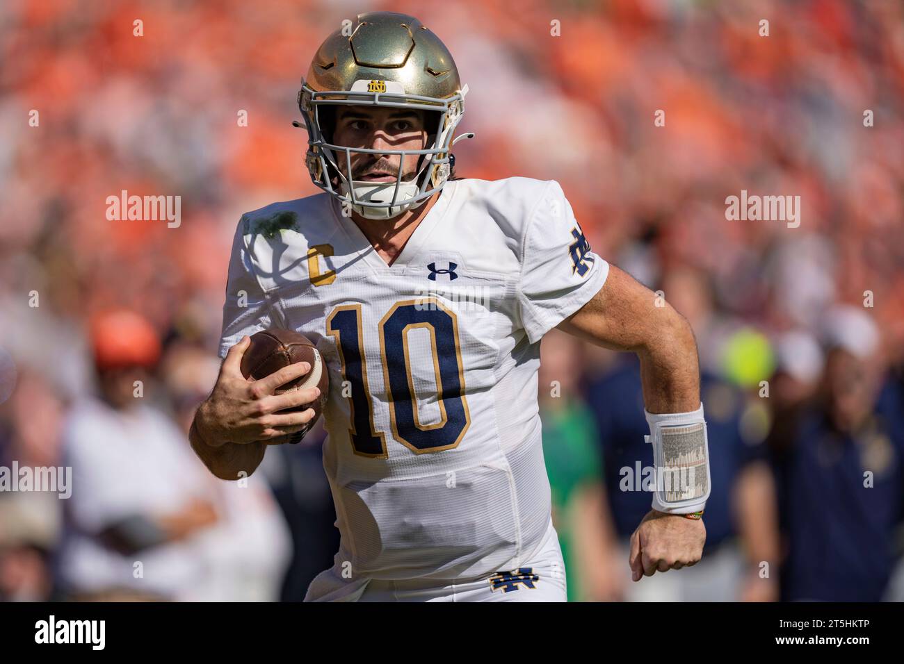 Notre Dame quarterback Sam Hartman (10) runs with the ball against ...