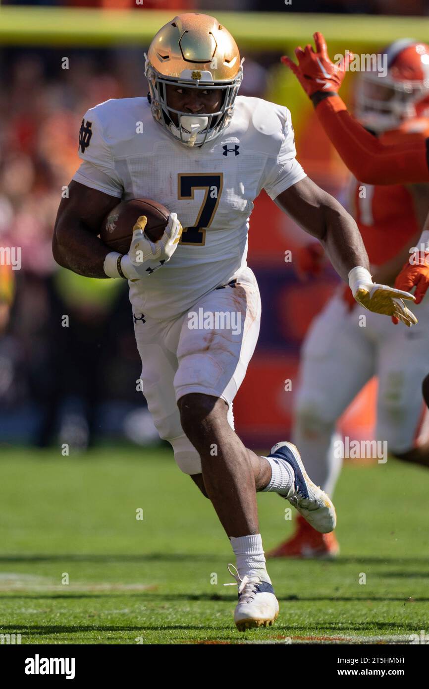 Notre Dame running back Audric Estime (7) runs with the ball against ...