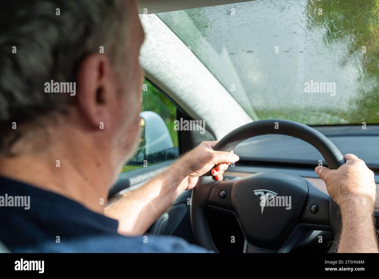 Augsburg, Bayern, Deutschland - 27 Oktober 2023: Alter Mann fährt bei ...