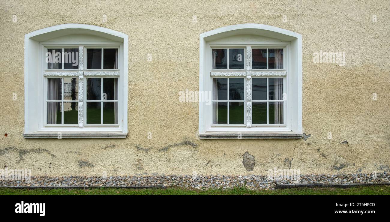 Symbolic image: Two windows in a house wall, using the example of St ...