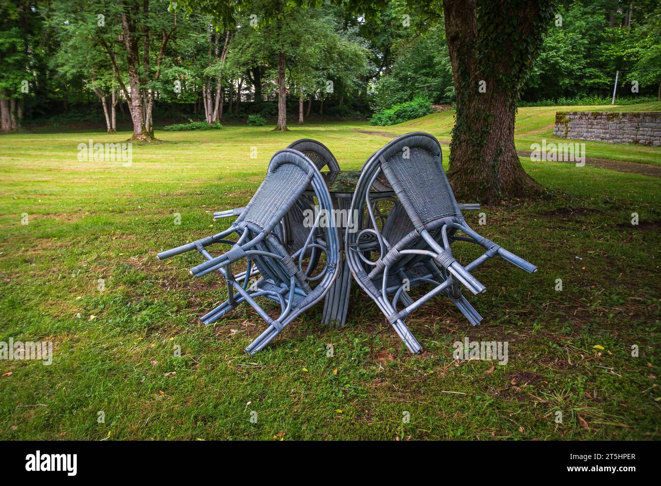 Seating around tree hi-res stock photography and images - Alamy