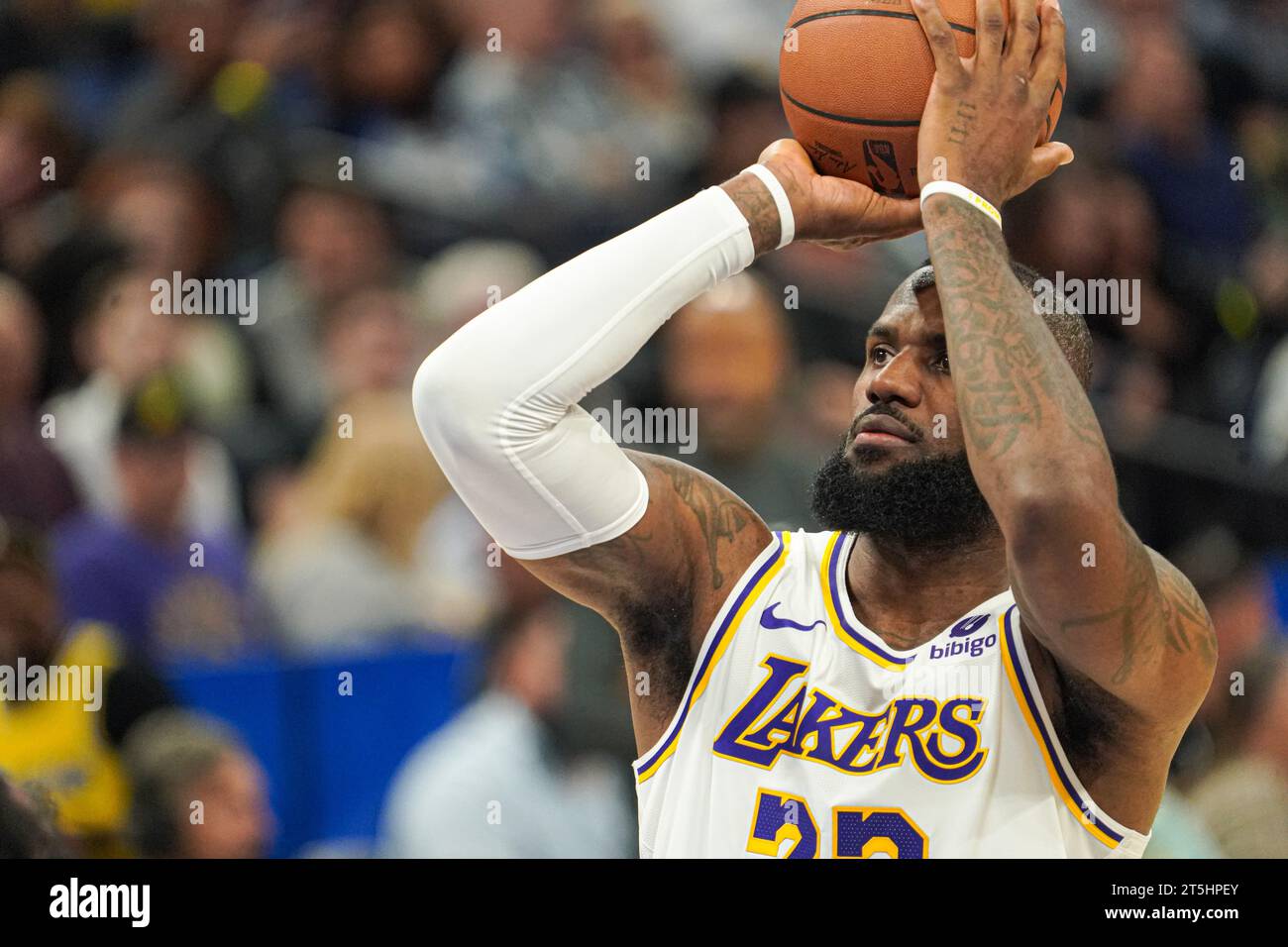 Lebron james free throw hi-res stock photography and images - Alamy
