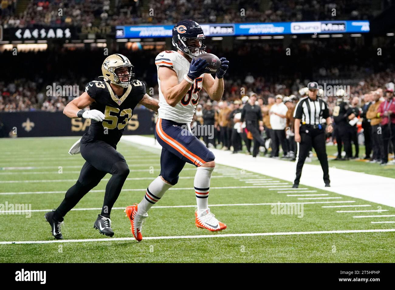 Chicago Bears tight end Cole Kmet (85) catches a touchdown past New ...