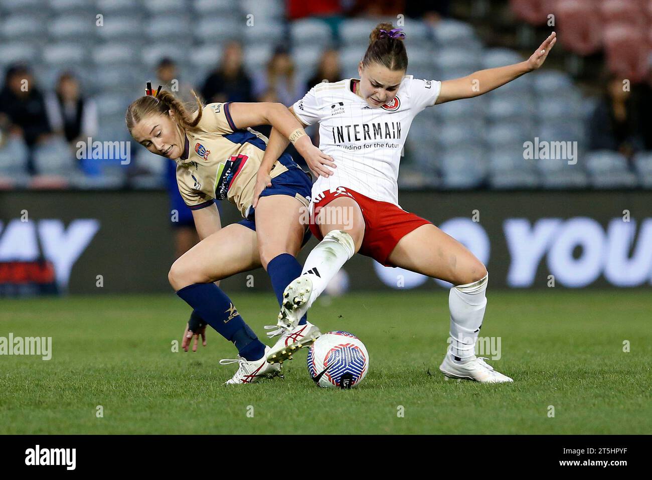 Newcastle, Australia. 05th Nov, 2023. Lara Gooch of the Jets competes ...