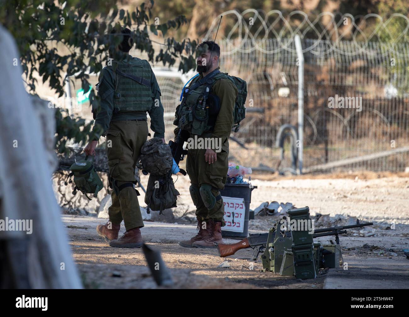 Kfar Azza, Israel. 05th Nov, 2023. Israeli soldiers stand at a post ...