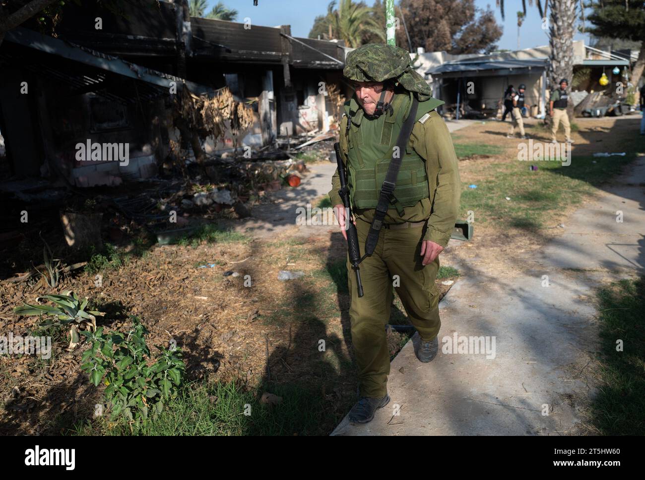 Kfar Azza, Israel. 05th Nov, 2023. An Israeli reserve soldier walks ...