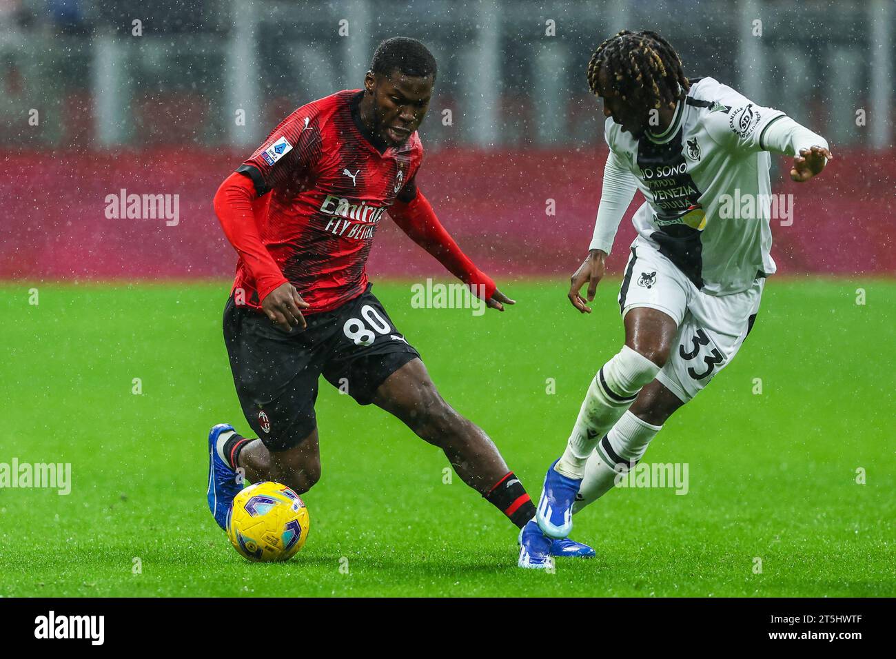 Milan, Italy. 04th Nov, 2023. Yunus Musah of AC Milan (L) and Jordan Zemura of Udinese Calcio (R ...