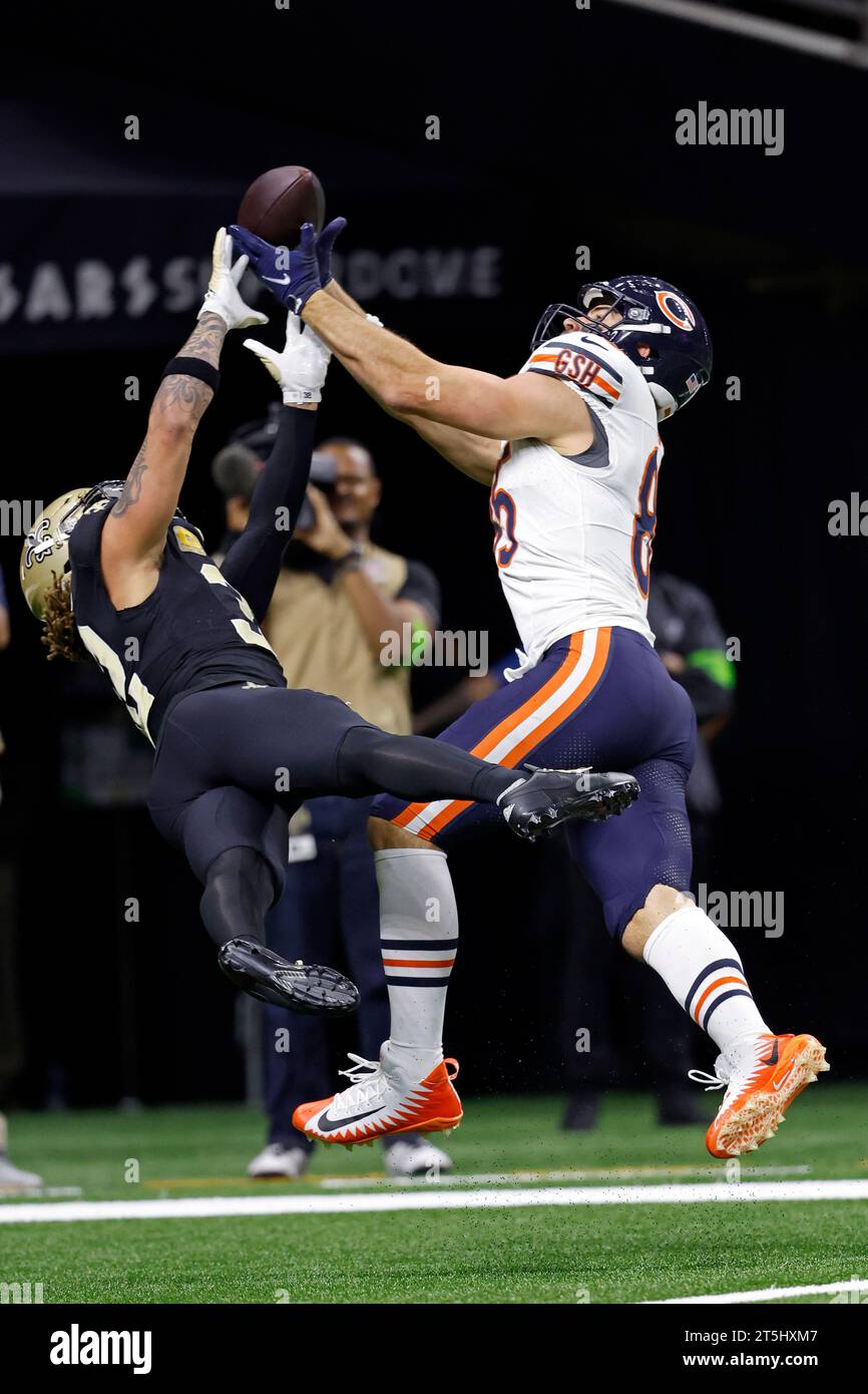 Chicago Bears tight end Cole Kmet (85) makes a reception in front of ...