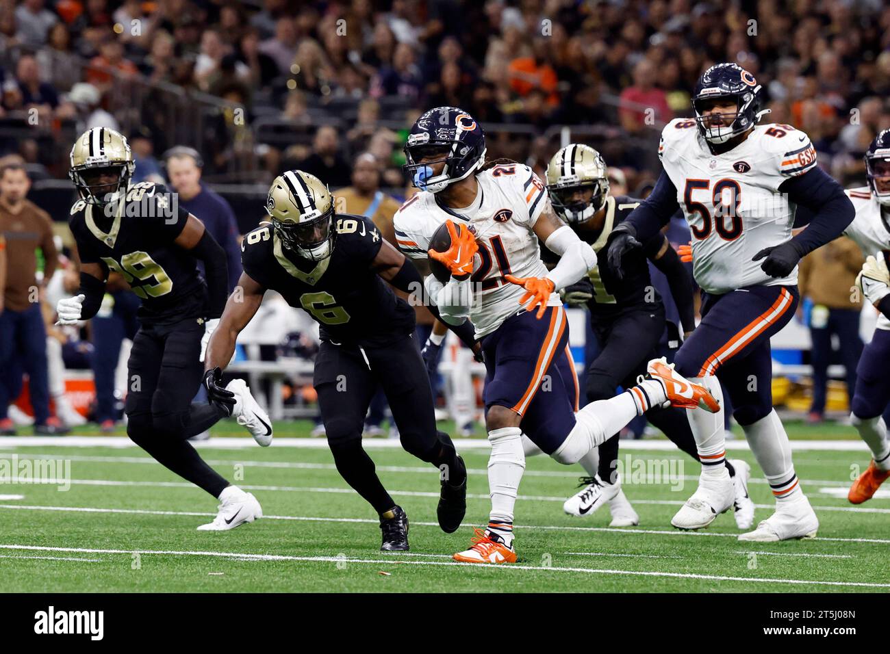 Chicago Bears running back D'Onta Foreman (21) carries during the ...