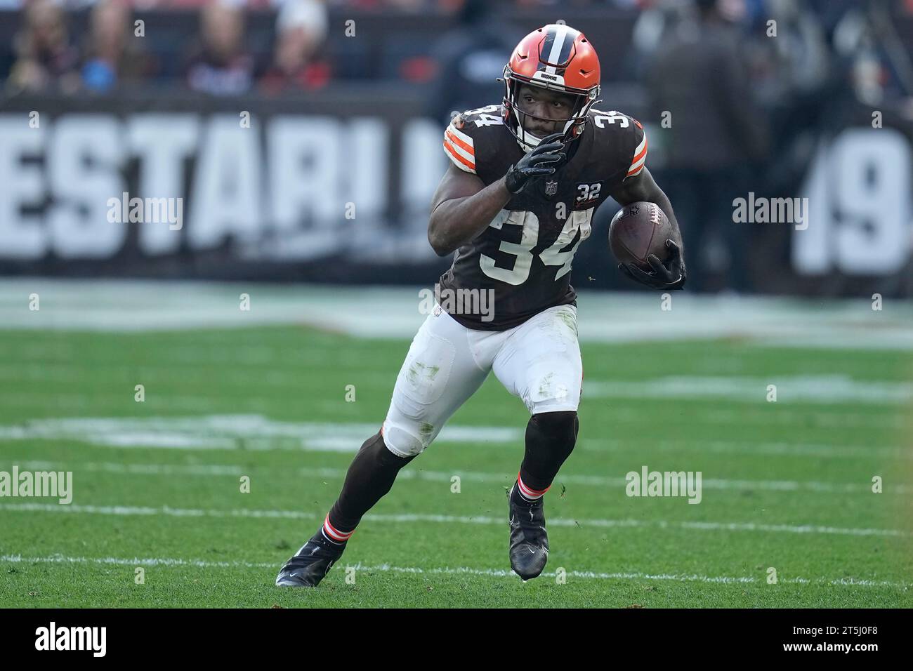 Cleveland Browns running back Jerome Ford (34) runs against the Arizona ...