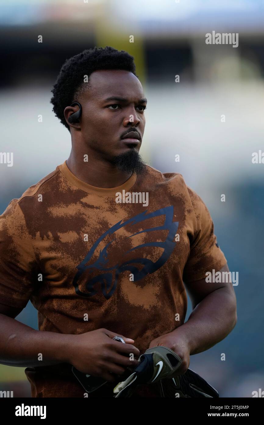 Philadelphia Eagles linebacker Nakobe Dean warms up before an NFL ...