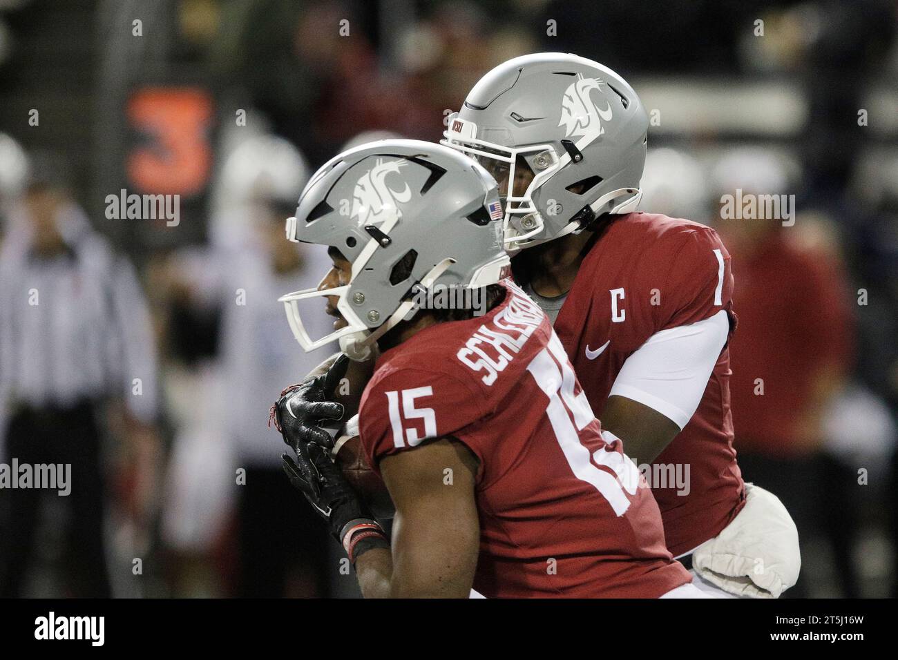 Washington State quarterback Cameron Ward (1) hands the ball to running ...