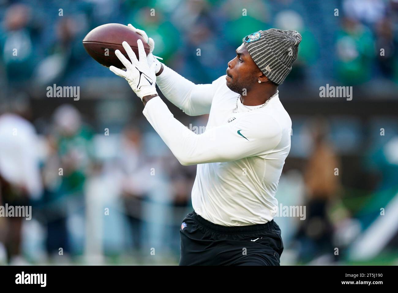 Philadelphia Eagles wide receiver Julio Jones (80) warms up before an ...