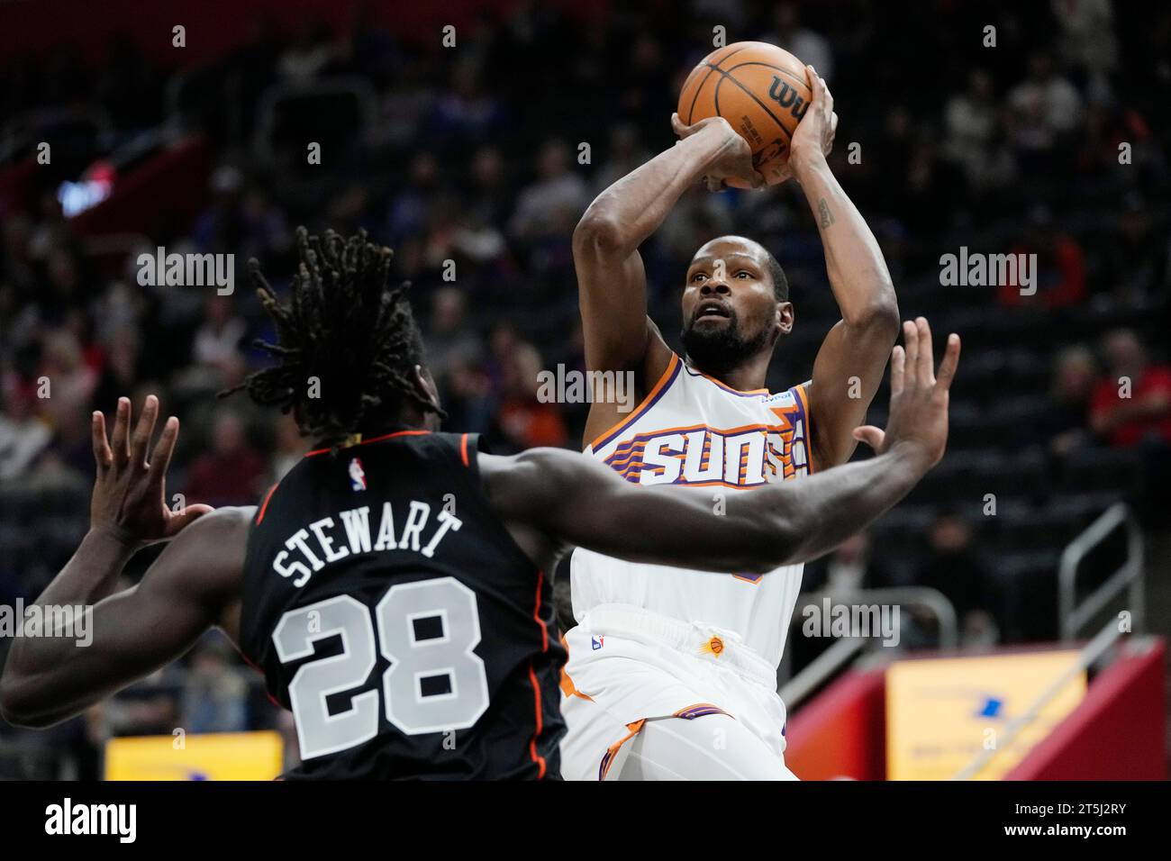 Phoenix Suns forward Kevin Durant shoots over the defense of Detroit ...