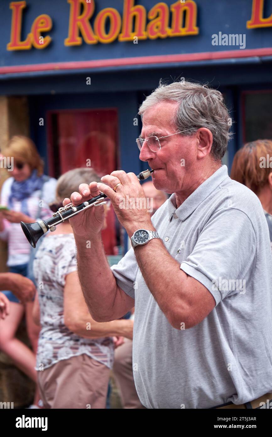 Brittany folk dancing hi-res stock photography and images - Alamy