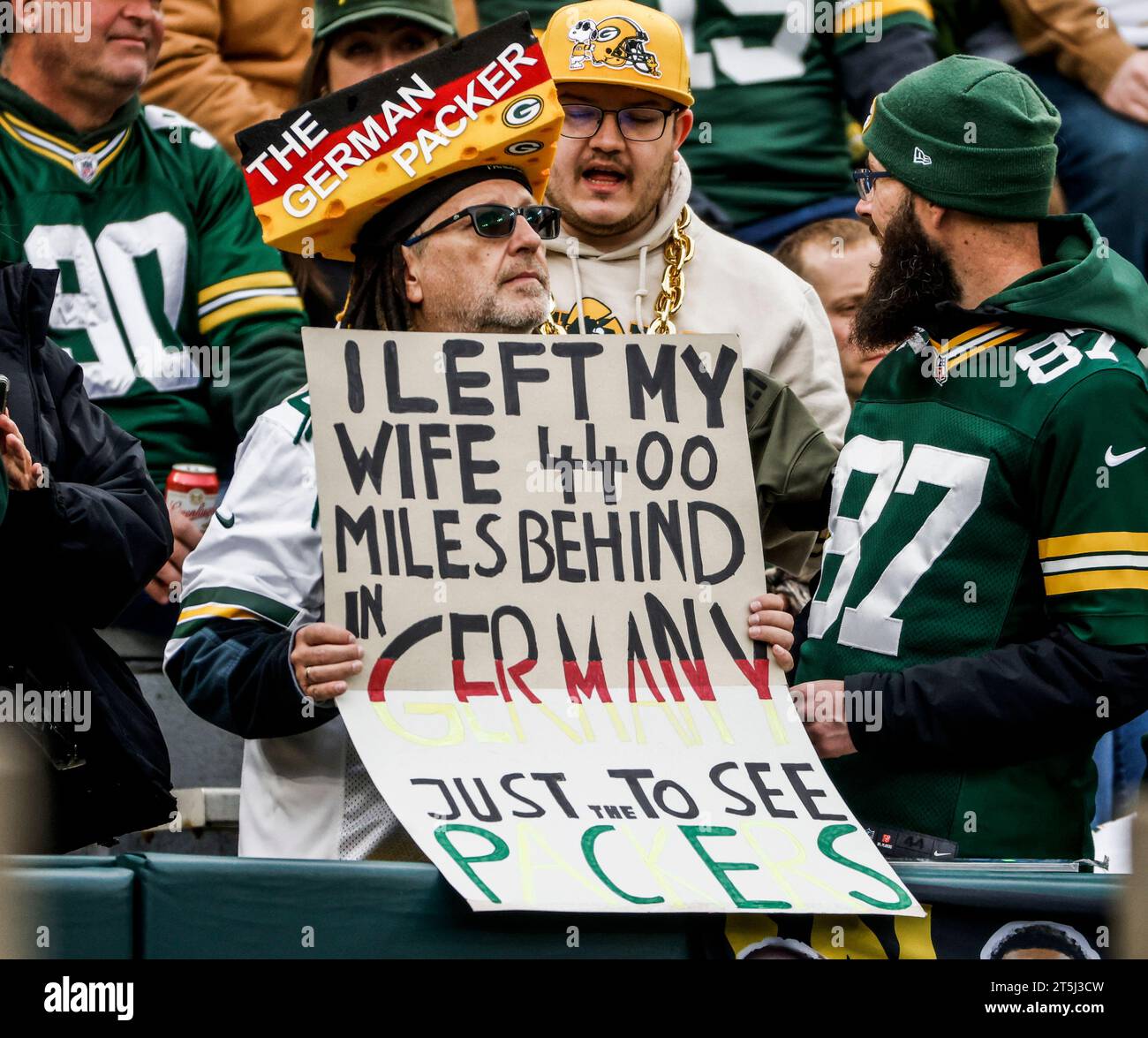 Green Bay, United States. 05th Nov, 2023. A fan holds a sign during the ...