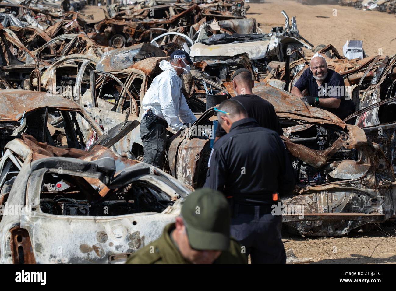 Netivot, Israel. 05th Nov, 2023. Israeli forensic police go through ...