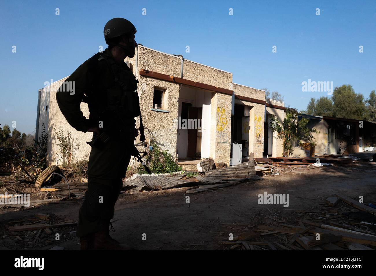 Kfar Azza, Israel. 05th Nov, 2023. An Israeli soldier stands guard ...