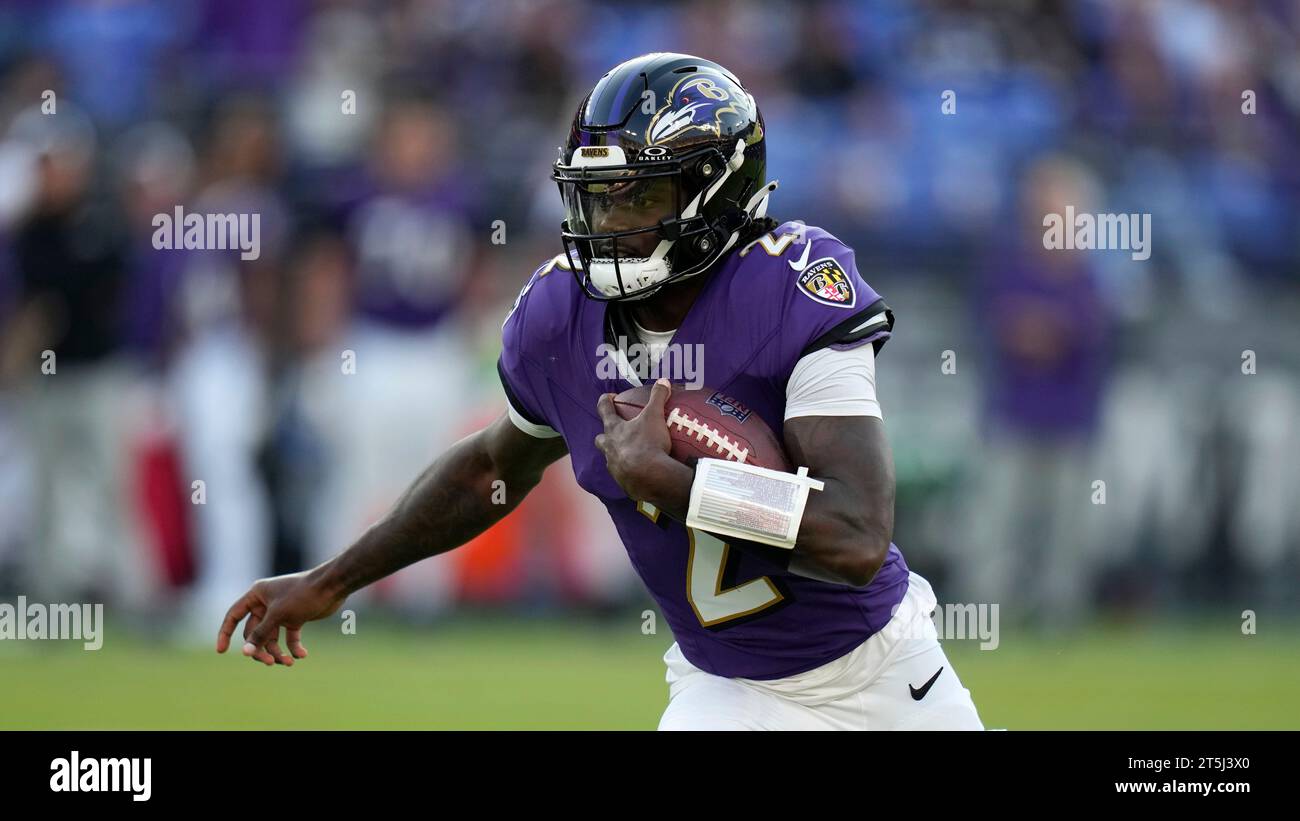 Baltimore Ravens quarterback Tyler Huntley (2) scrambles up field ...