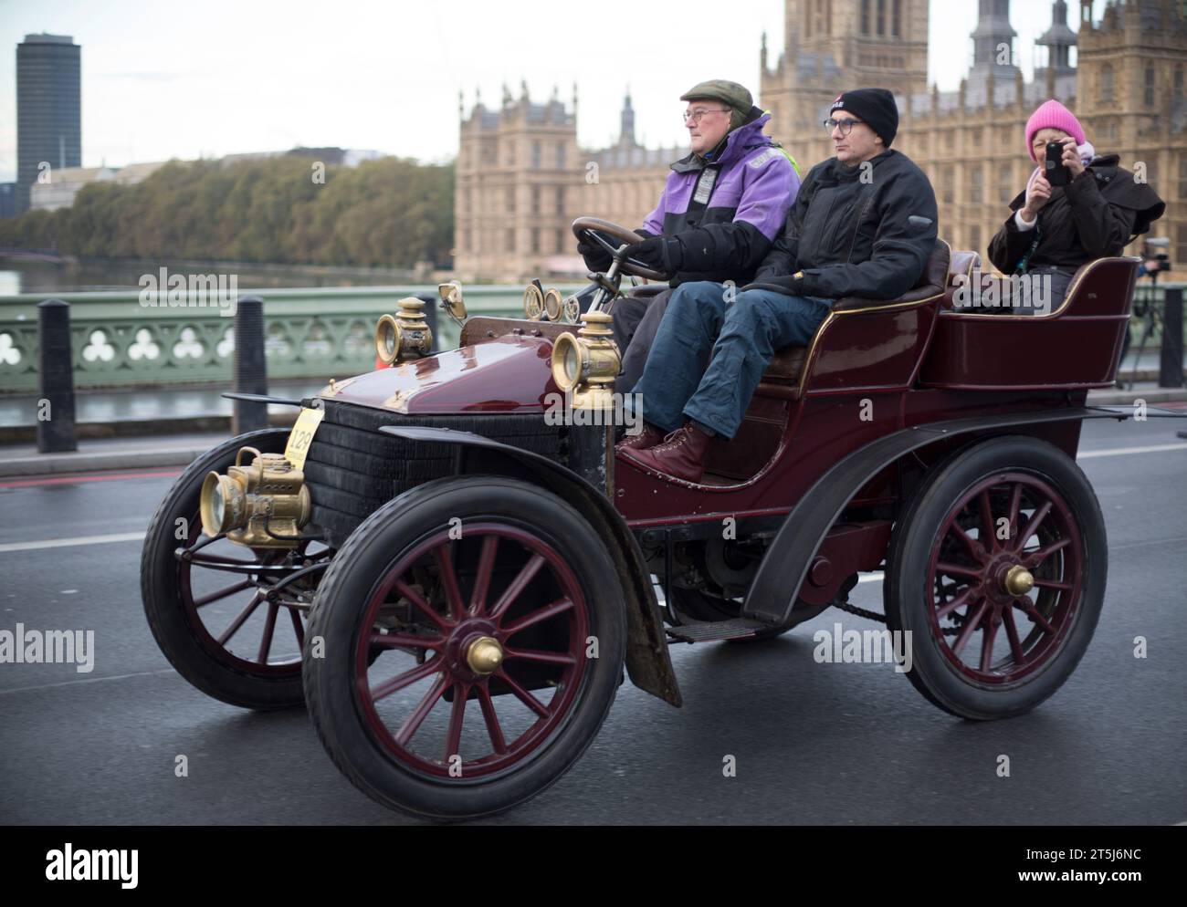 Entrant 129 1902 Wolseley on Westminster Bridge London To Brighton ...